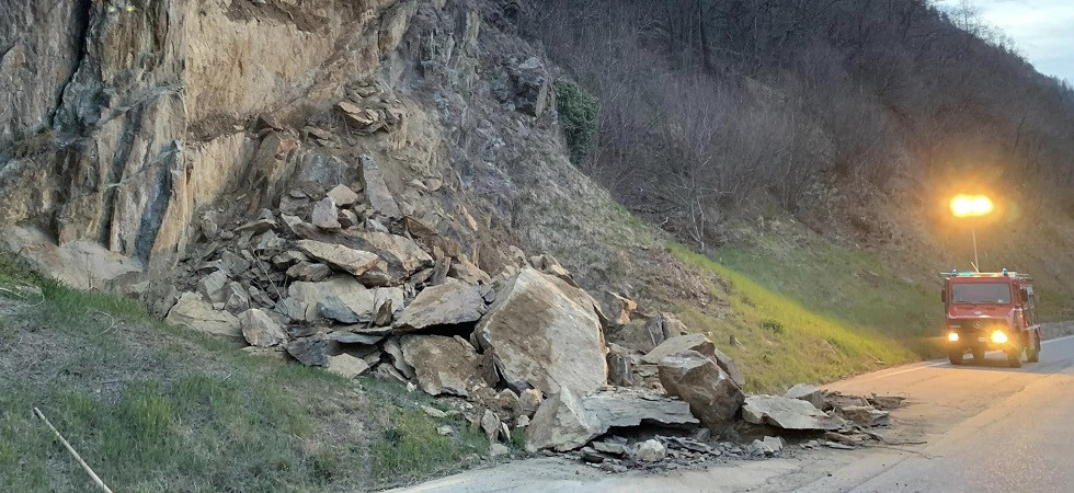 Diversi pezzi di roccia si staccano e finiscono in strada, vigili del ...