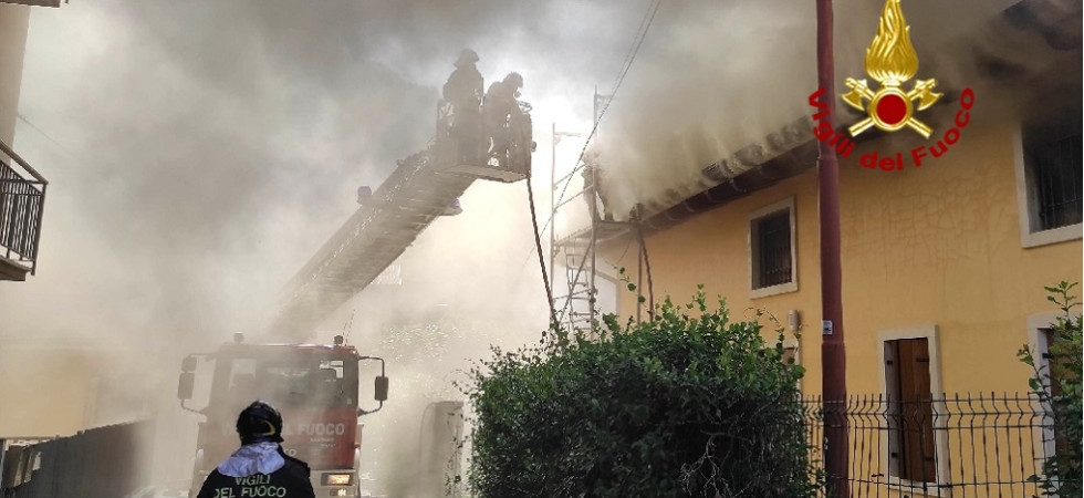 Fiamme visibili da grande distanza e tetto della villetta completamente ...