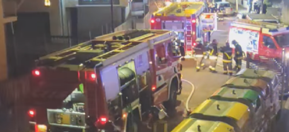 Fiamme in un garage: a fuoco due macchine. Pompieri in azione sul posto, evacuato l'intero ...