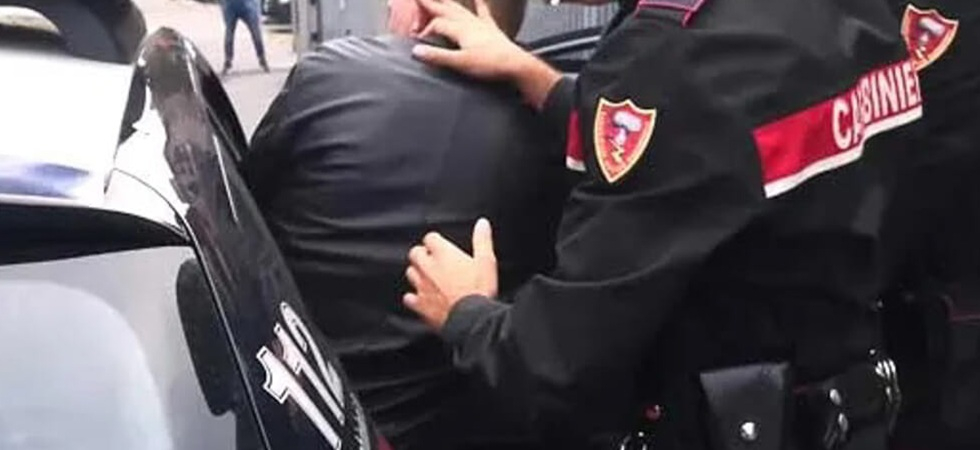 Litiga con la fidanzata e all'arrivo dei carabinieri li aggredisce a morsi: 42enne bloccato e ...
