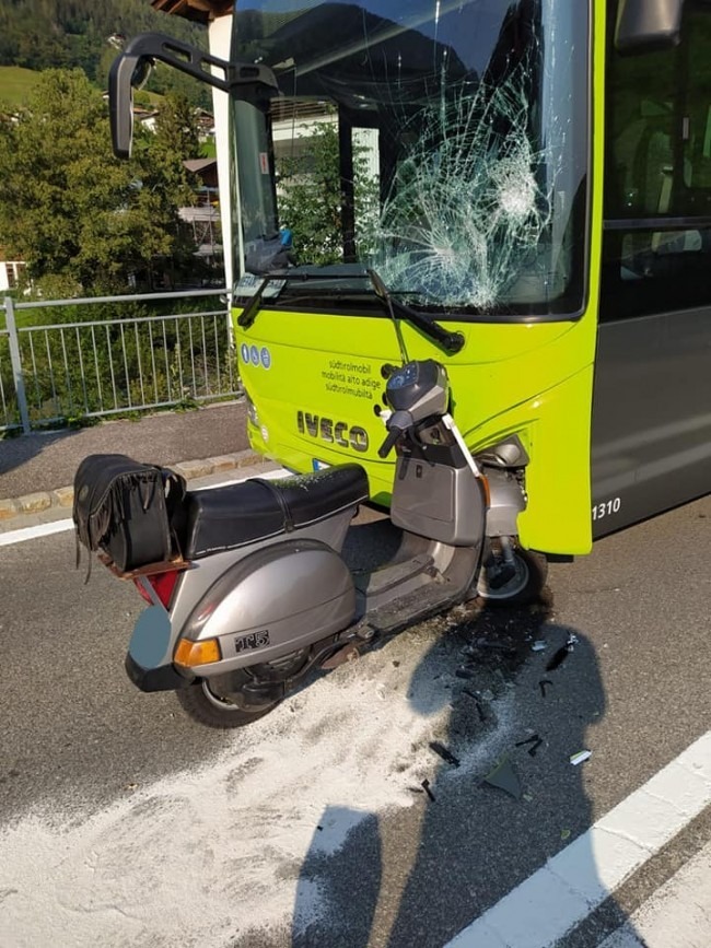 Frontale con la Vespa contro un autobus: con la testa sfonda il ...