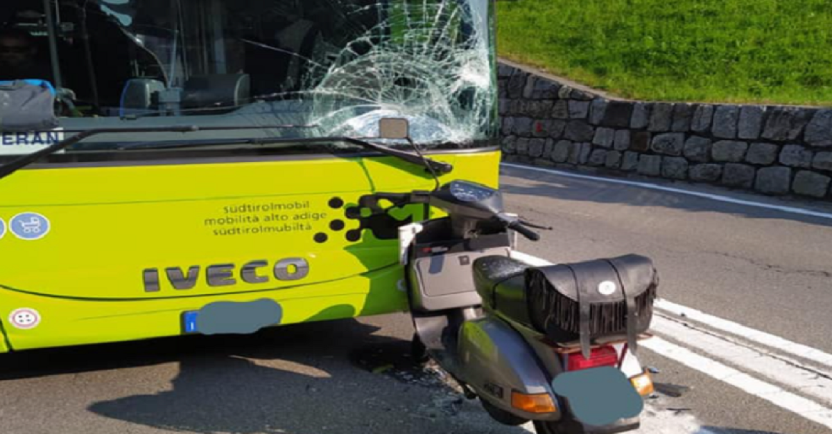 Frontale con la Vespa contro un autobus: con la testa sfonda il ...