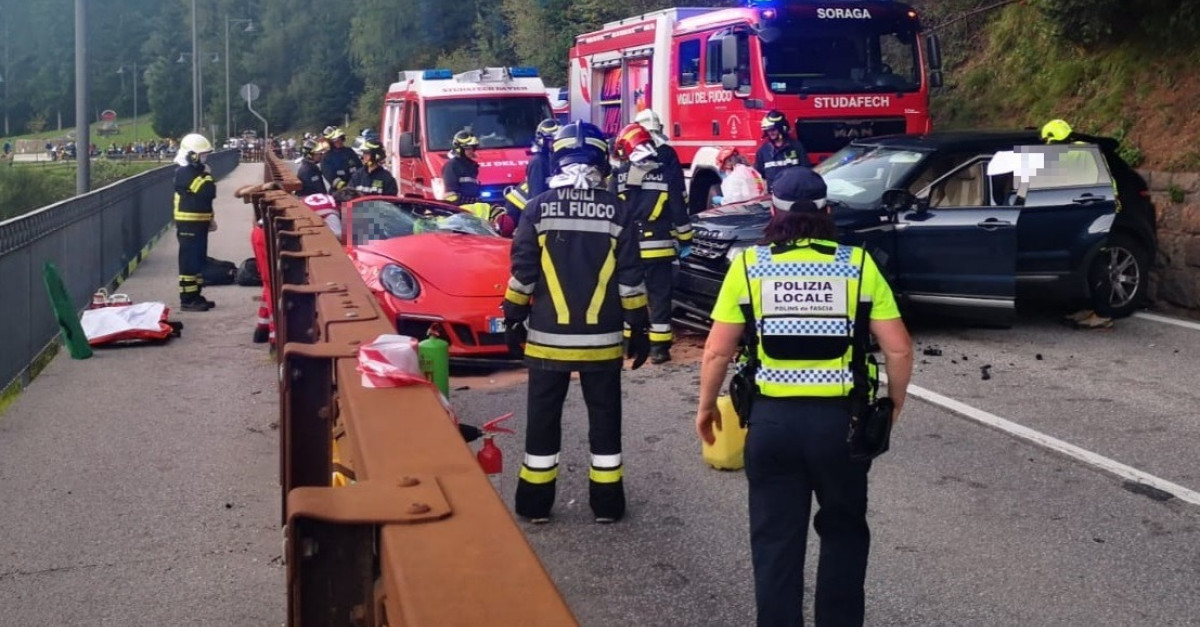 Scontro fronto-laterale tra due macchine, distrutta una porsche. Due ...