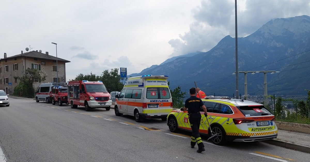 Scontro auto-moto in collina a Trento (FOTO), un centauro sbatte sull ...