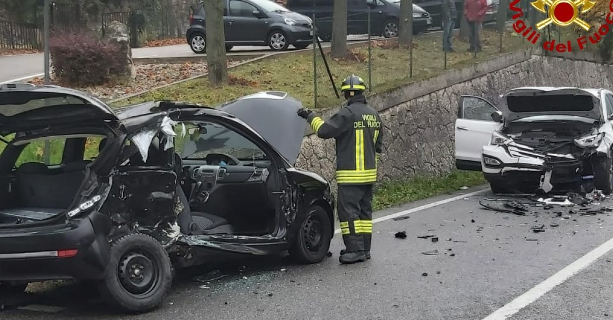 Schianto frontale tra due auto sulla Ss47 della Valsugana (FOTO ...