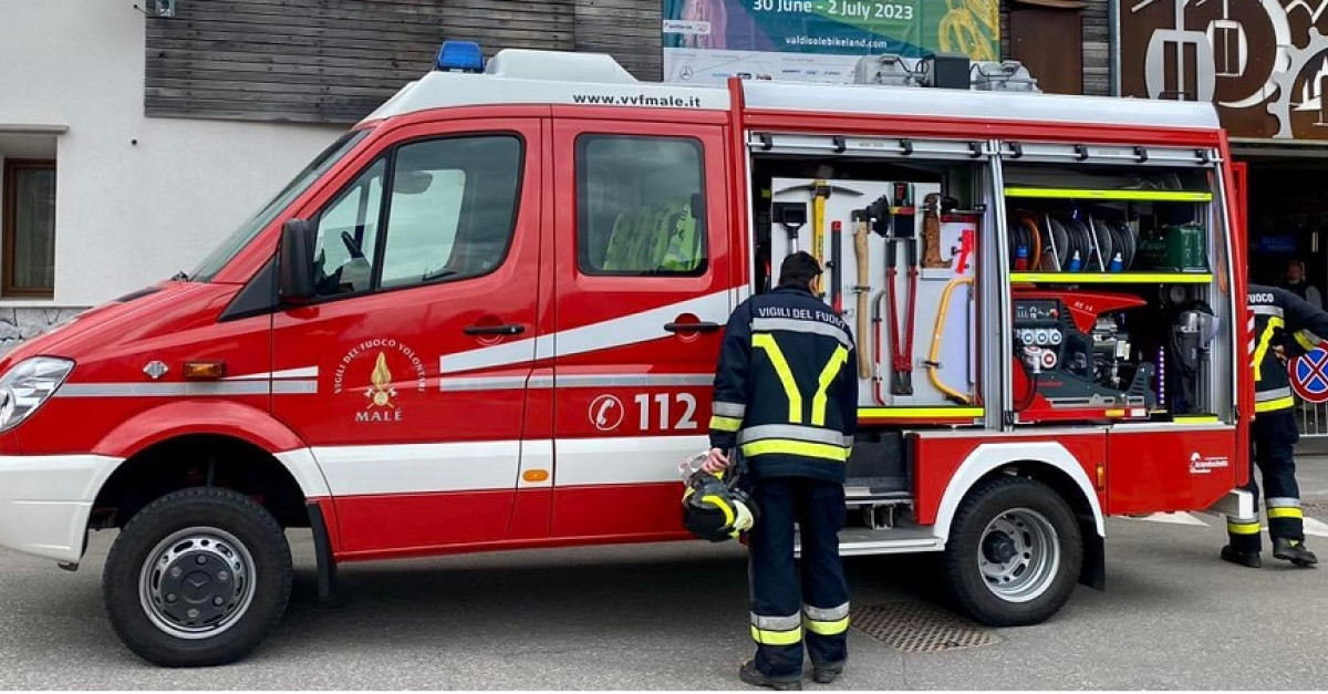 Un'auto si incastra sopra un dissuasore, intervento dei vigili del ...