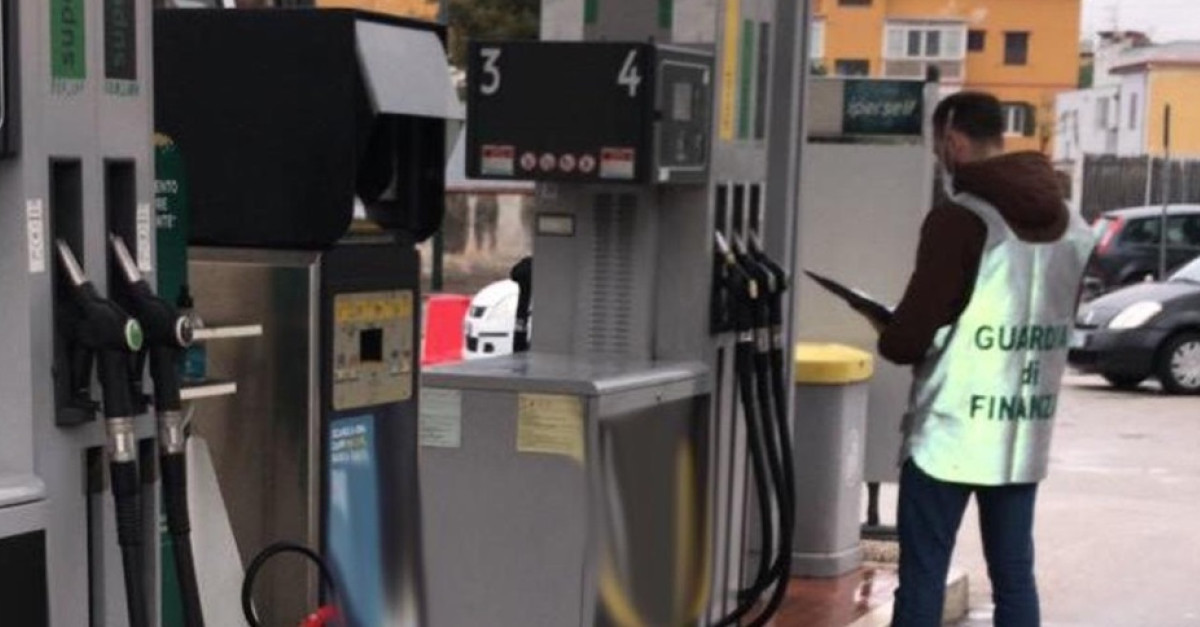 Distributori di benzina nei guai, 4 impianti sanzionati dalla Guardia ...