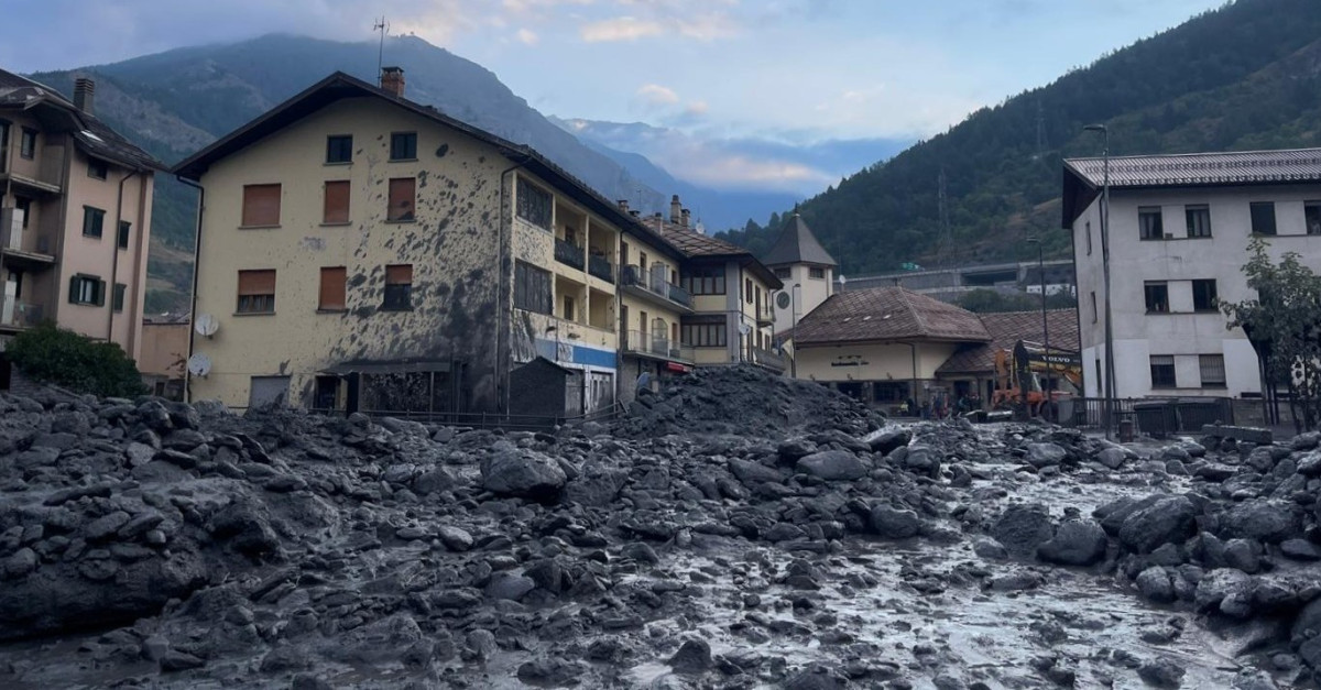 Violenta colata detritica: il torrente di fango 'esplode' sulla strada ...