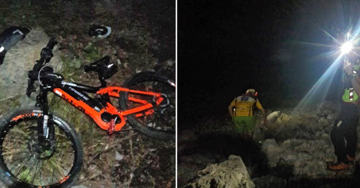 Perdono la traccia e restano bloccati con le biciclette sopra un salto ...