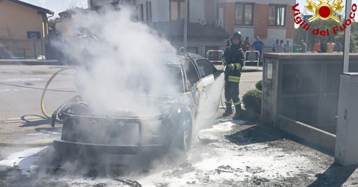 In fiamme un’auto all’ingresso di un condominio (FOTO): i pompieri intervengono per spegnere il ...
