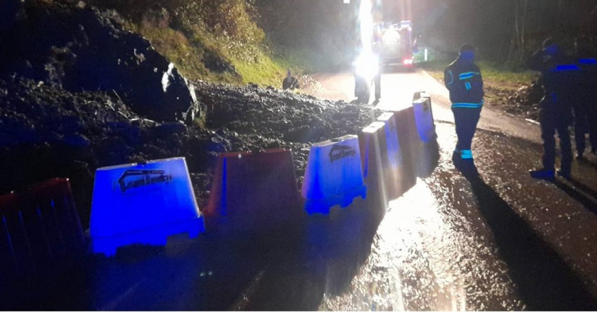 Un forte rumore, poi sassi e fango invadono la strada. Vigili del fuoco ...