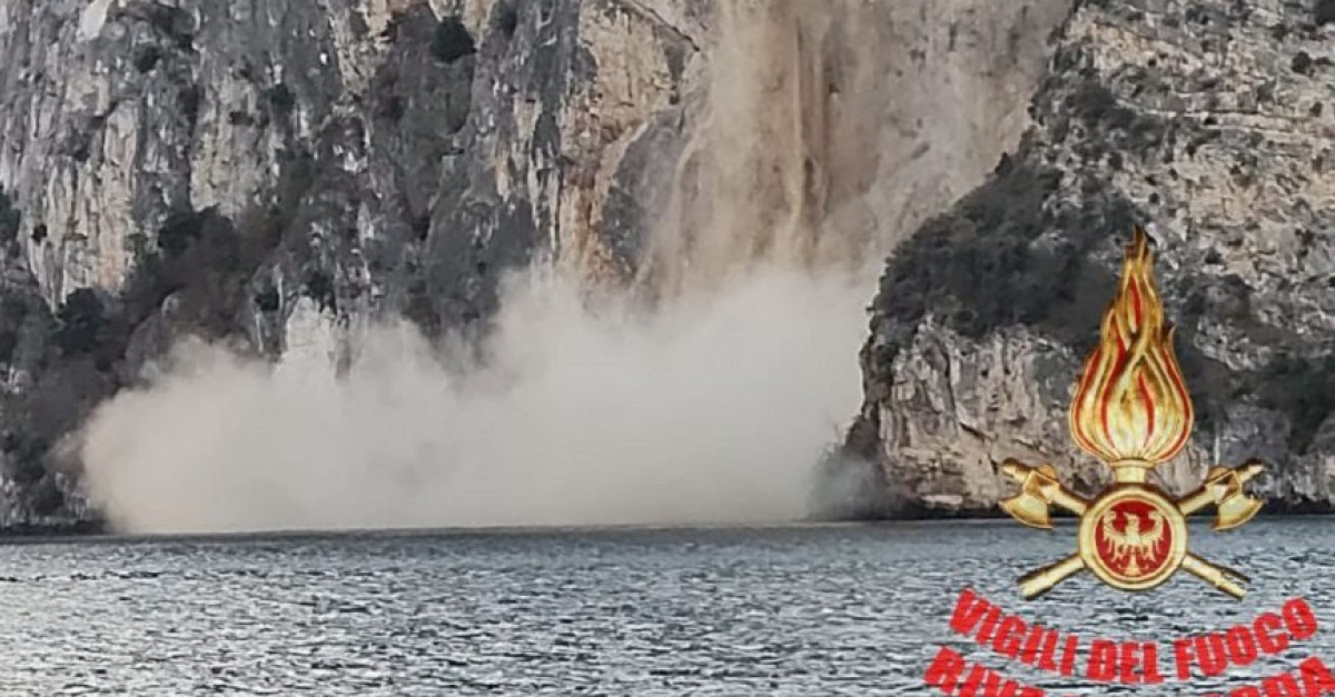 Due enormi frane si staccano dalla montagna e piombano nel lago (VIDEO), operatori in azione per ...