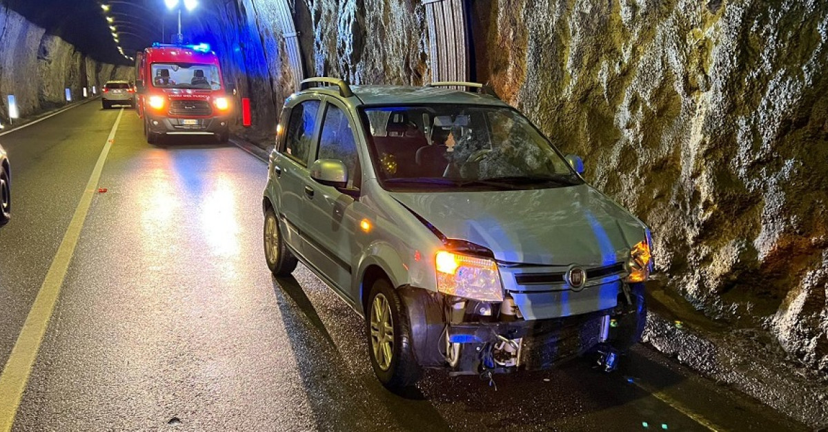 Perde il controllo dell'auto e si schianta contro la parete della galleria, paura per le persone ...