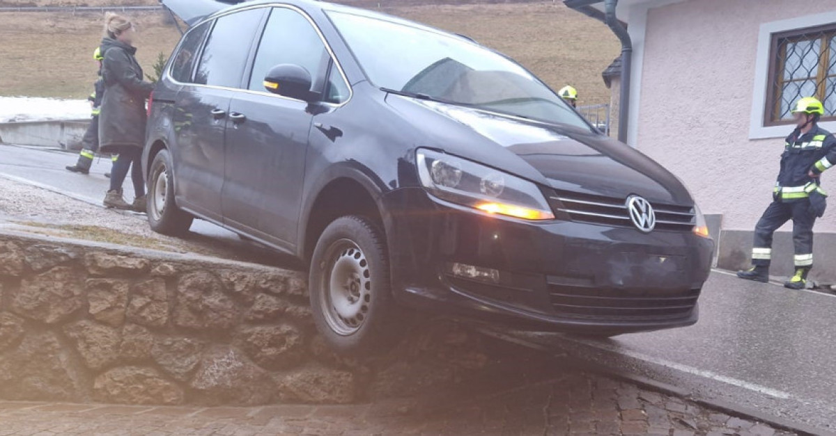 Svolta bruscamente con l'auto e il mezzo rimane in bilico (FOTO ...