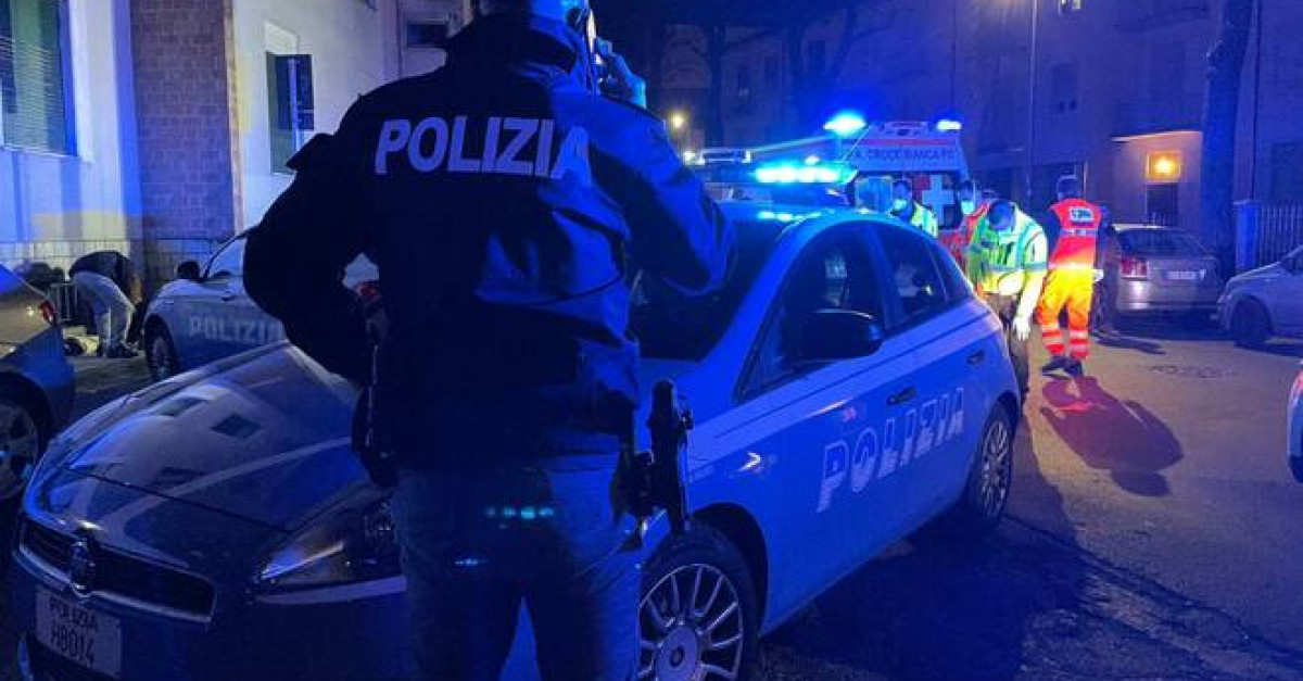 Massacra di botte la compagna (tanto da fratturarsi la mano) e poi aggredisce i poliziotti ...