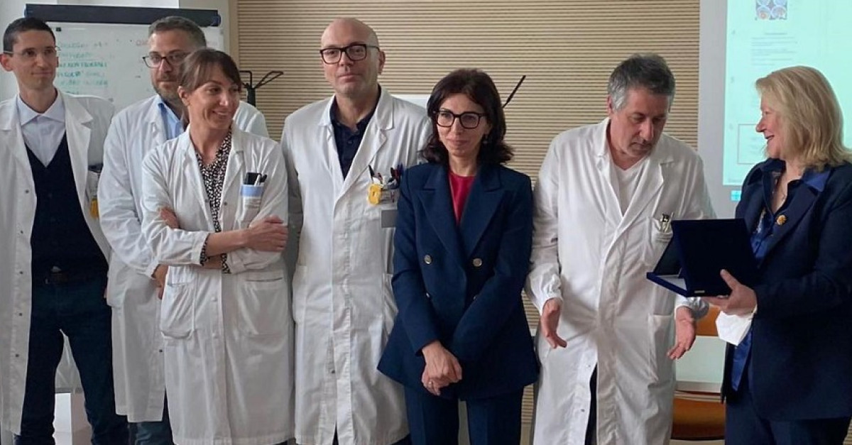Un targa per ringraziare il Centro di protonterapia per la cura dei ...