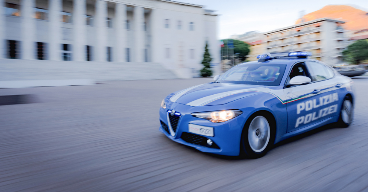 Auto a tutta velocità con una persona aggrappata al finestrino e in ...