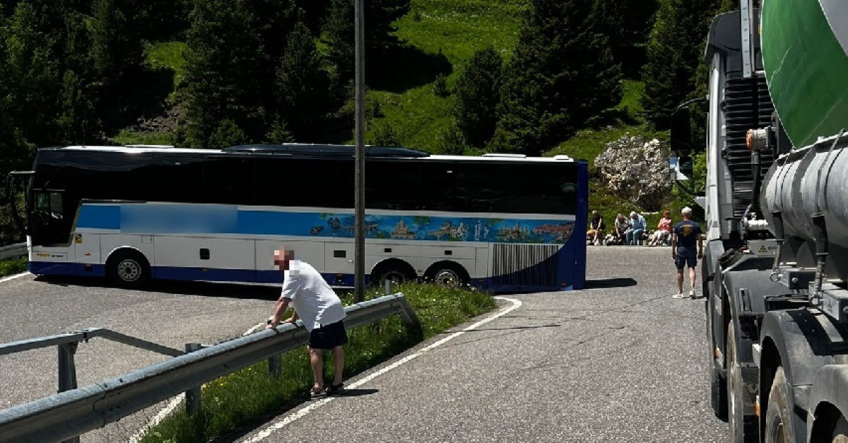 Pullman di turisti bloccato in un tornante (FOTO), stop al traffico per ...