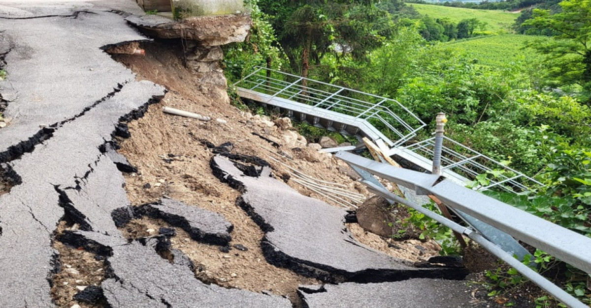 Cede improvvisamente il terreno e la strada frana assieme alla ...