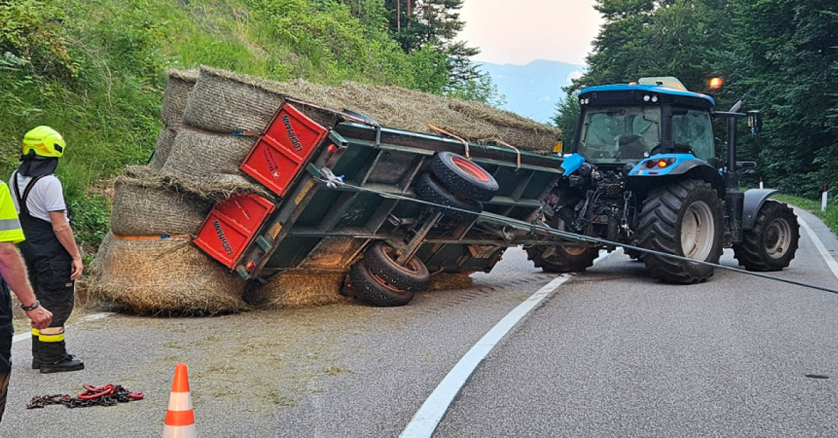 Sulla strada della Mendola il trattore sbanda e il rimorchio si ribalta ... Sulla strada della Mendola il trattore sbanda e il rimorchio si ribalta ...