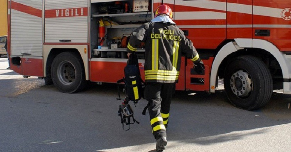 Scontro fronto-laterale tra due auto, due persone portate all'ospedale ...