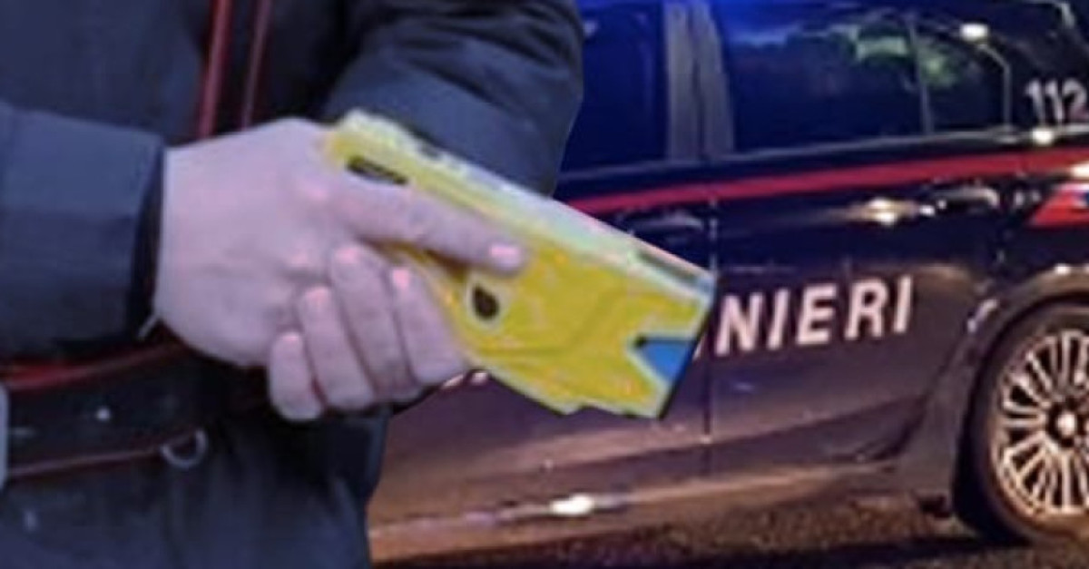 Si presenta ubriaco al bar e viene allontanato. Ritorna con un coltello ...