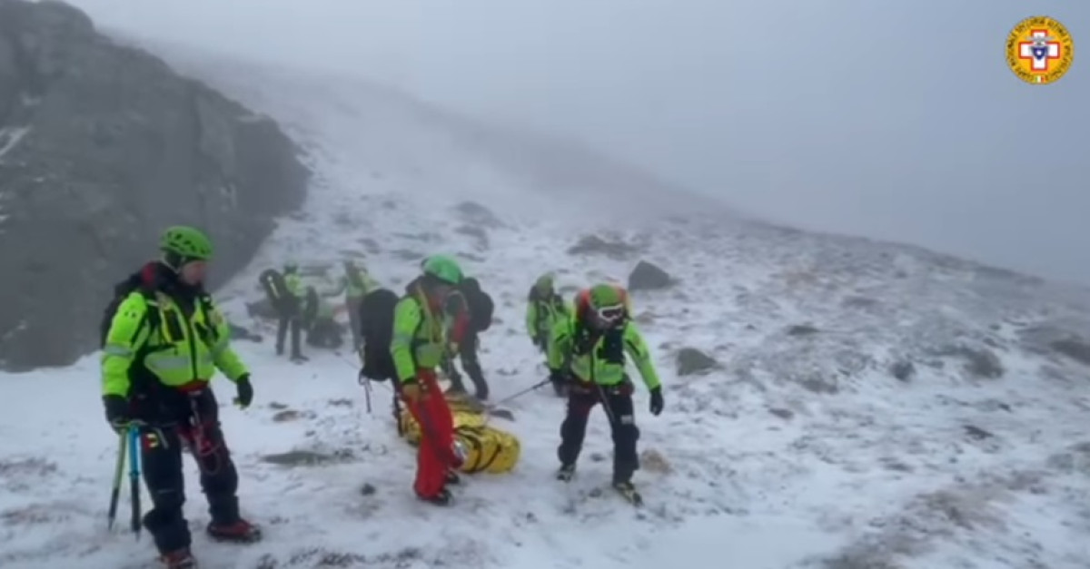 Nella bufera senza attrezzatura e con le scarpe da ginnastica a 1.900 ...