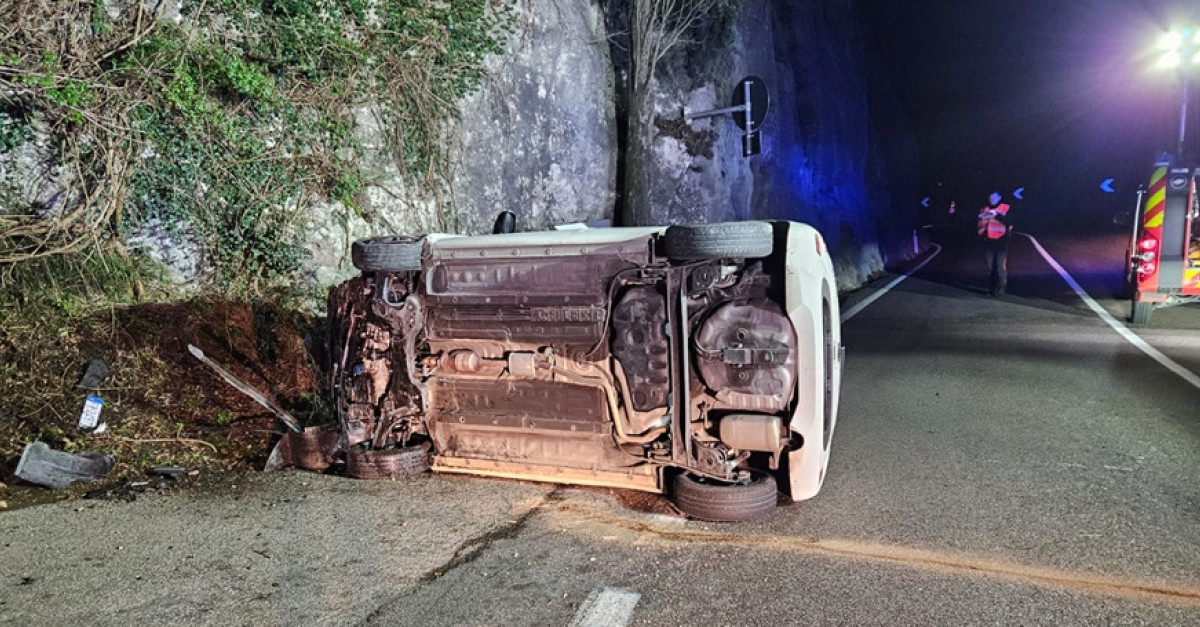 Perde il controllo dell'auto, si schianta contro la parete e si rovescia. Tre incidenti ...
