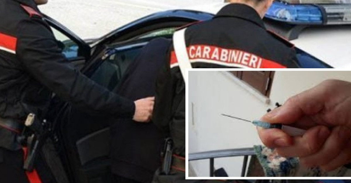 Litiga con il coinquilino e all'arrivo dei carabinieri li aggredisce e li infilza con delle ...