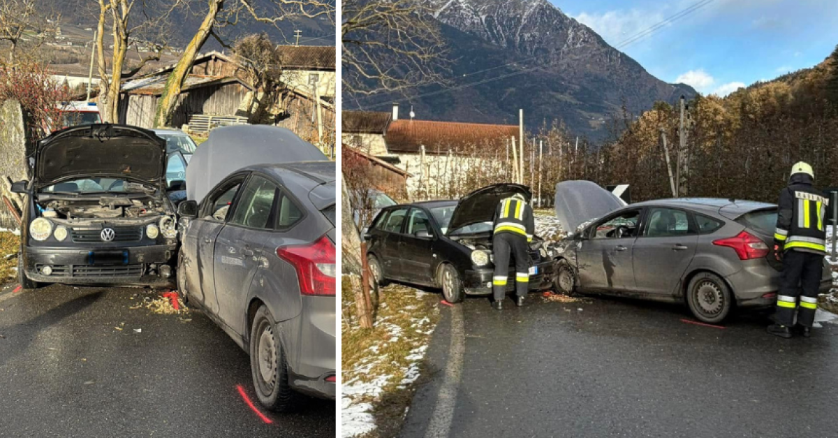Violento scontro frontale tra due auto sulla strada stretta, tanta ...