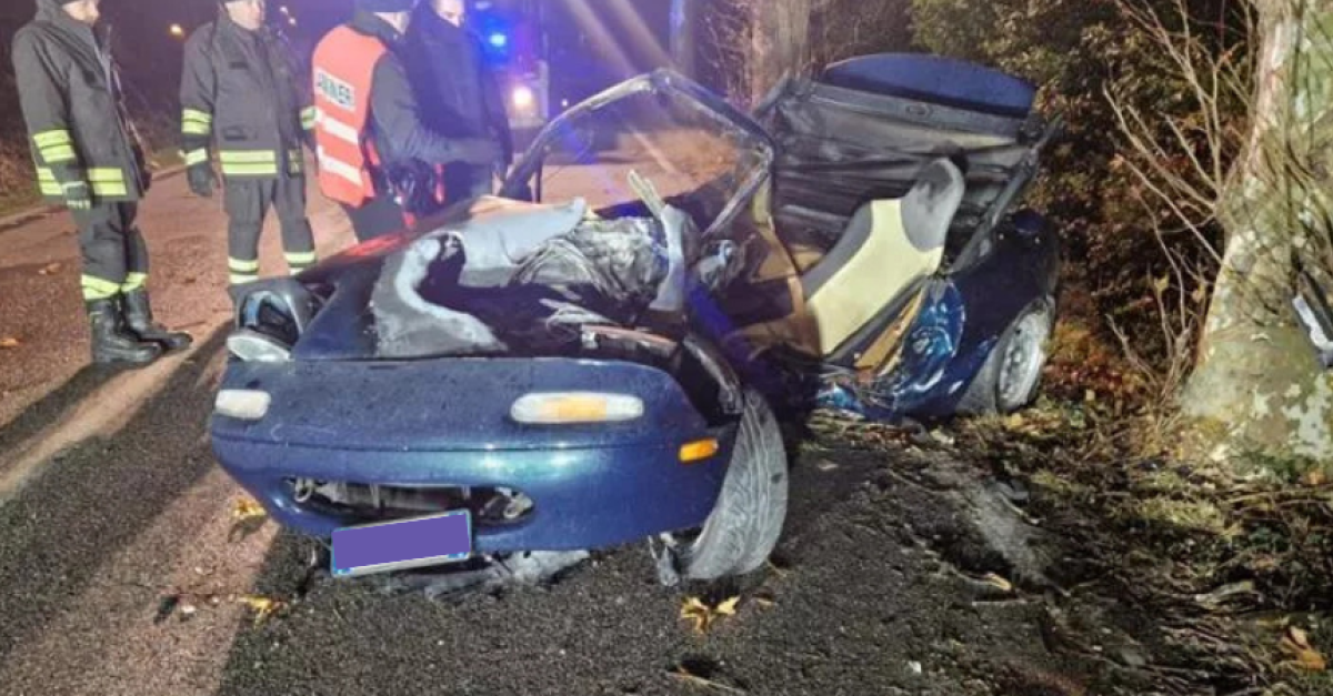 Tragedia sulla strada, devastante incidente nella notte: l'auto sbanda ...