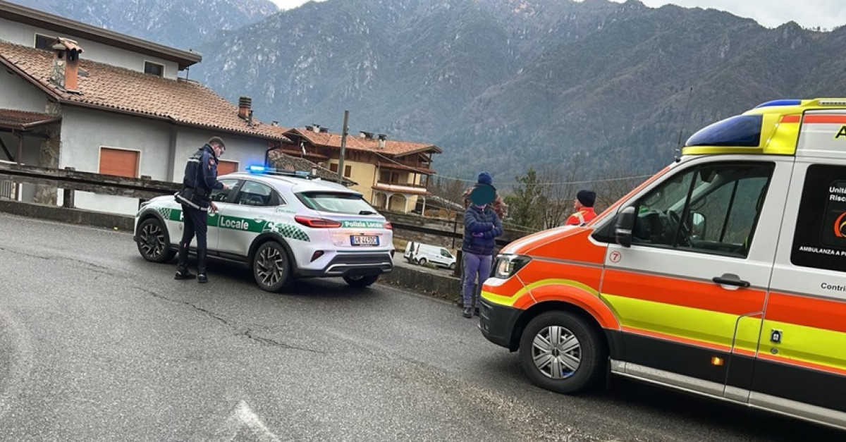 Urta con la macchina un ciclista e poi scappa senza prestare soccorso ...