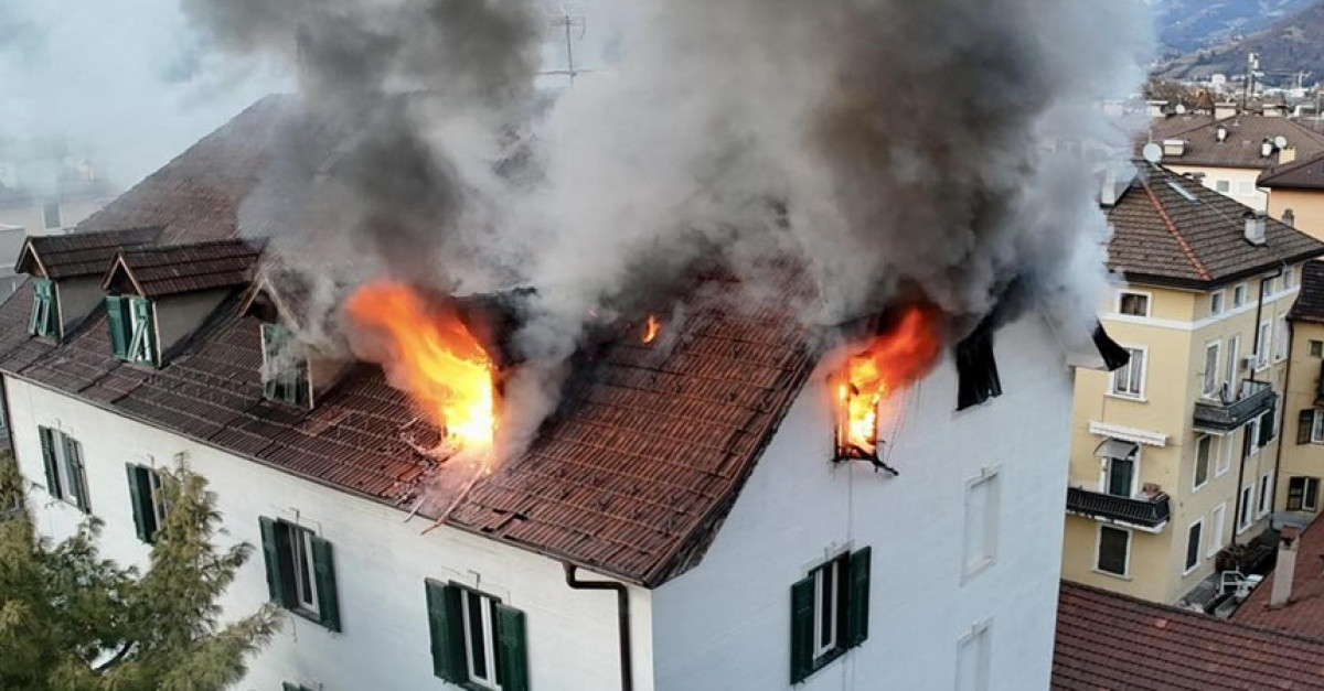 Tremendo incendio, le fiamme escono dalle finestre (FOTO e VIDEO): una ...