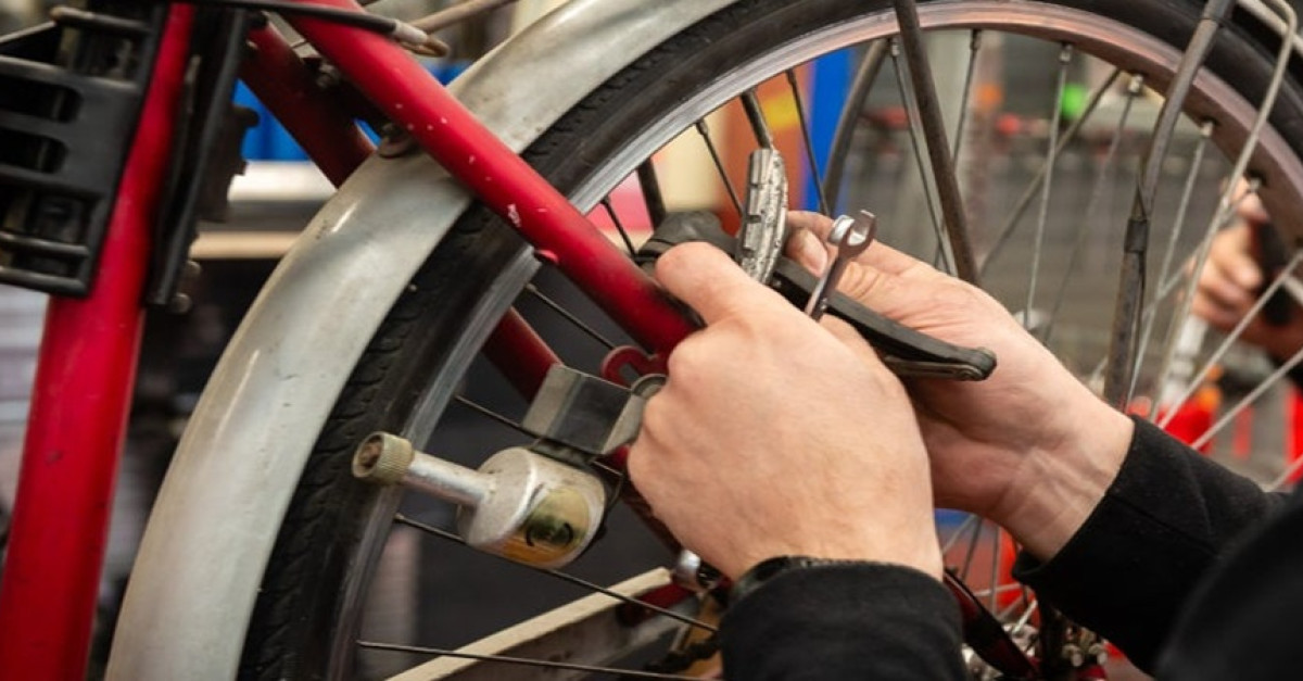 Un’officina mobile per la riparazione delle bici: farà tappa in 14 ...