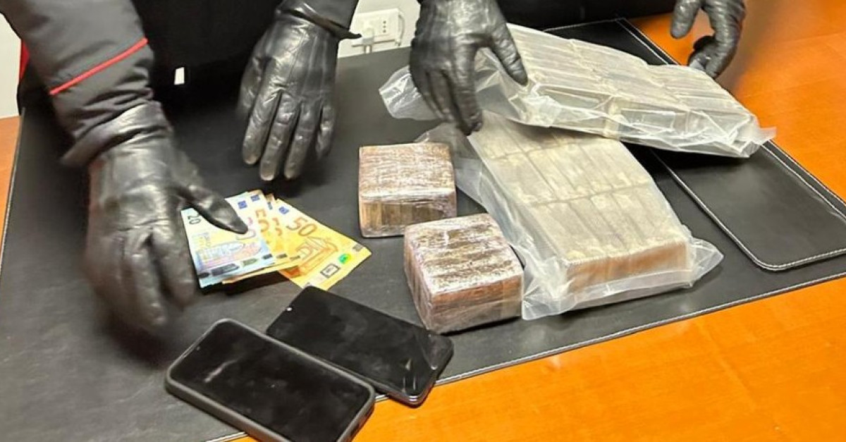 Viaggia in auto con 5 chili di hashish nel bagagliaio, ma viene fermato ...