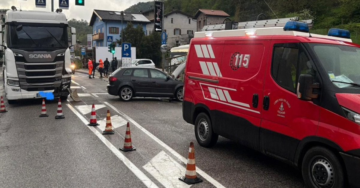 Violento scontro fronto-laterale tra un camion e un'auto lungo la ...