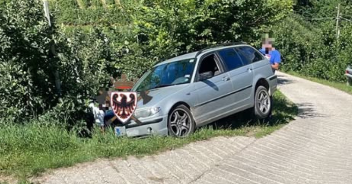 L'auto rimane bloccata in bilico sul ciglio della strada di campagna ...