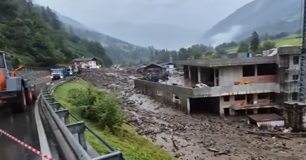 Nubifragio violentissimo e un pendio cede: fango, pietre e detriti ...