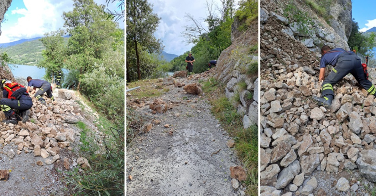 La frana arriva sul sentiero, sfonda il parapetto e finisce nel lago ...