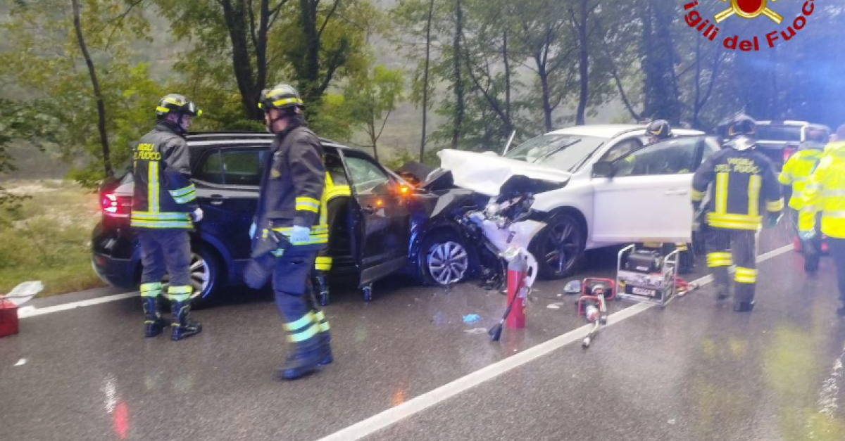 Violento scontro frontale (FOTO), quattro persone rimangono ferite ...