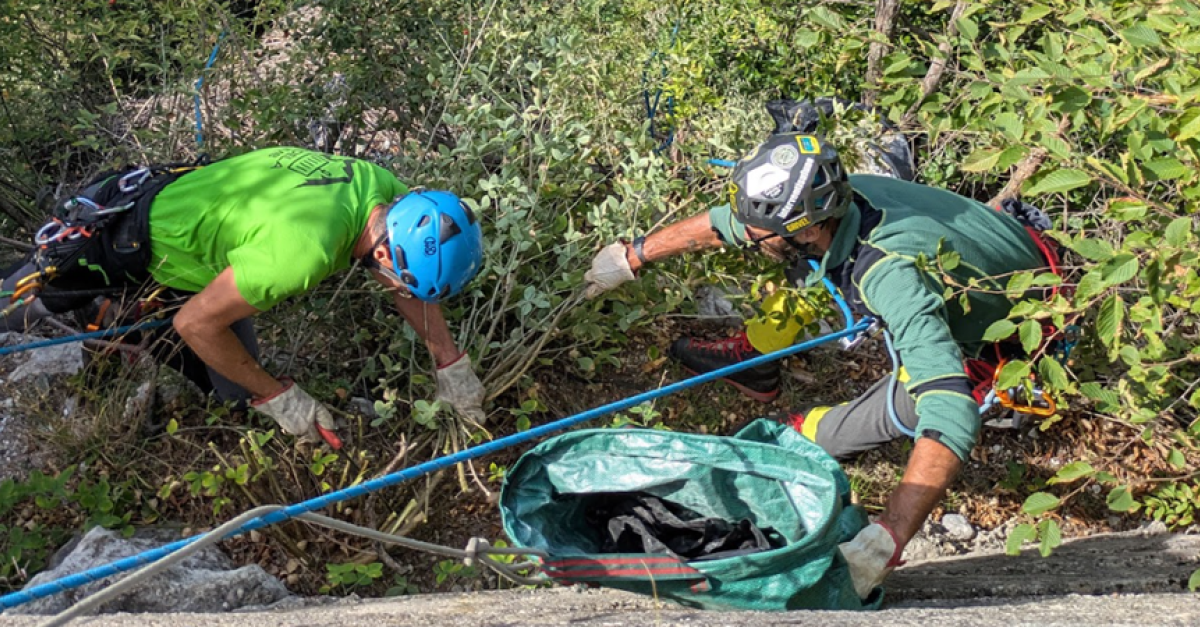 Taniche di ferro, copertoni, pezzi di auto e anche i documenti di un tedesco del '37: 250 chili ...