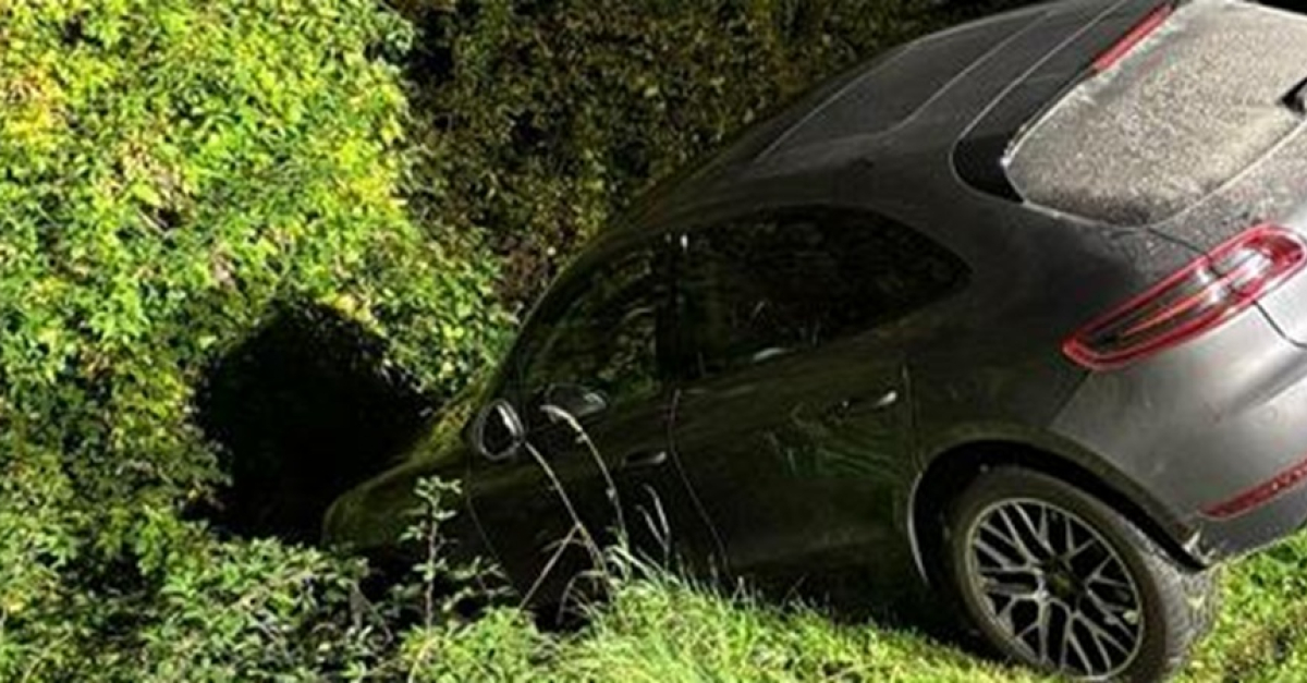 Segue il navigatore e finisce con la Porsche bloccato su un pendio ...