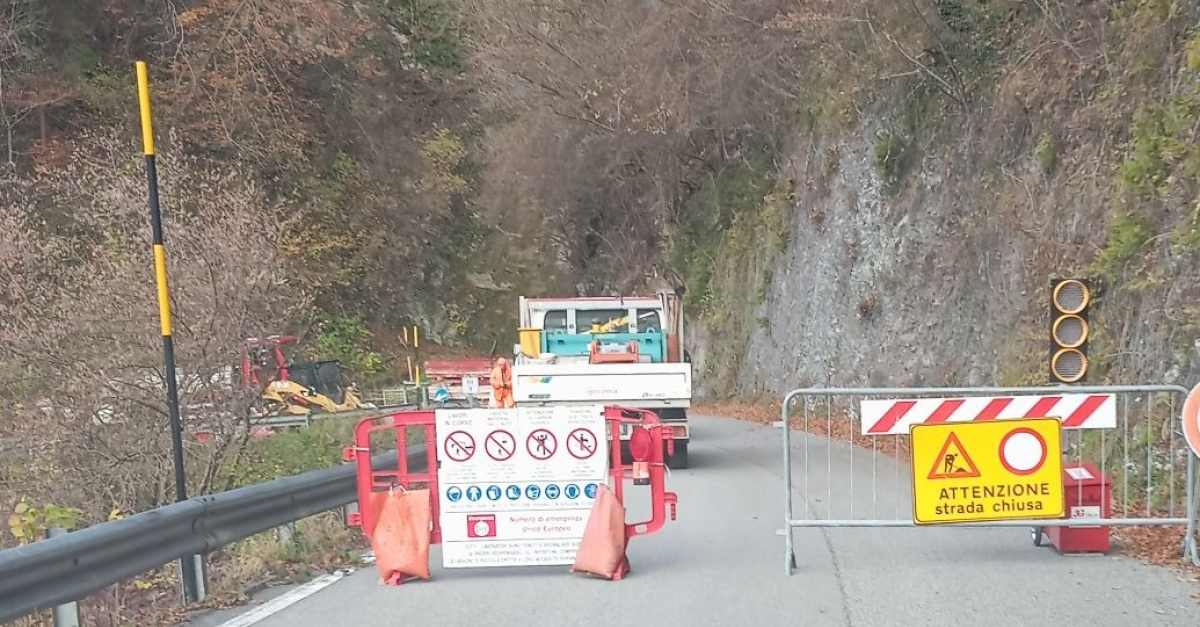 Crolla un muro di sostegno e cede una parte della strada: stop alla ...