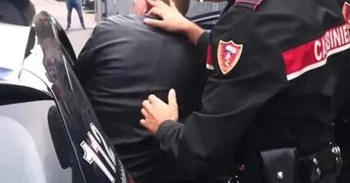 Litiga con la fidanzata e all'arrivo dei carabinieri li aggredisce a morsi: 42enne bloccato e ...