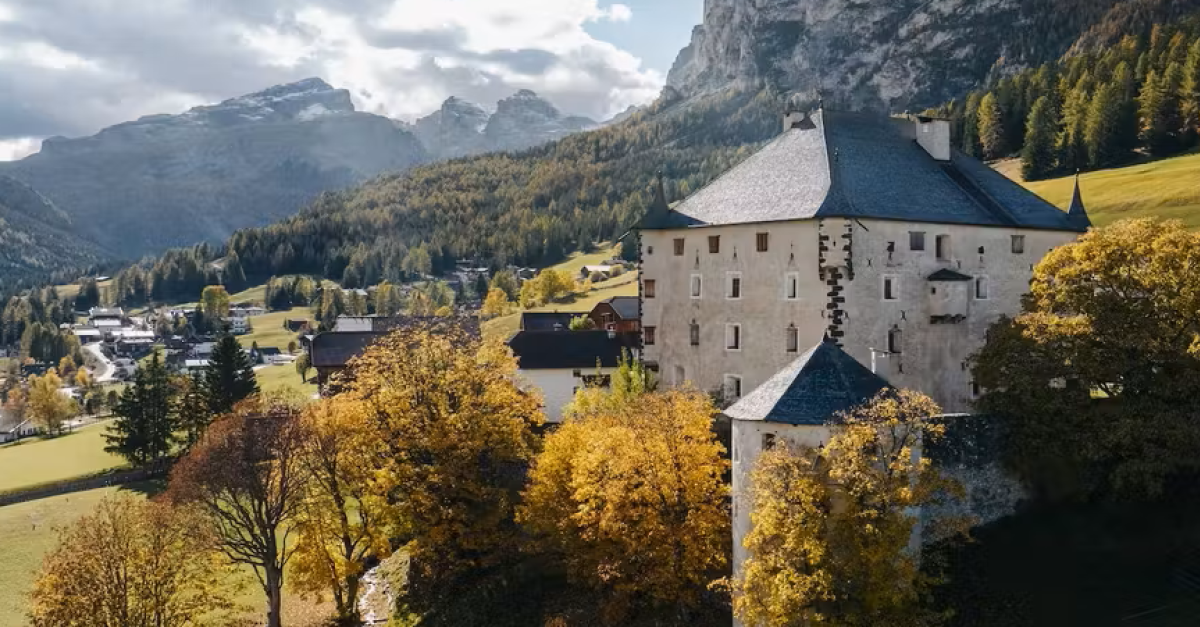 Un castello del XVI° secolo ''nel cuore delle Dolomiti'' in vendita ...