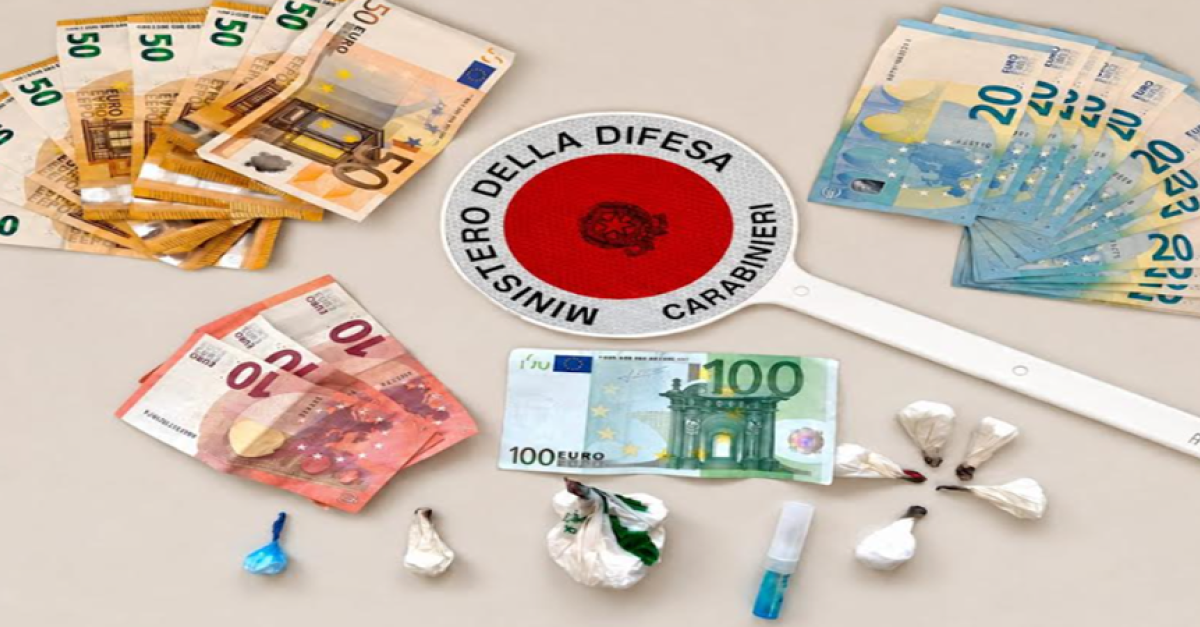 Scambio di droga in pieno centro nei pressi del bar: i carabinieri ...