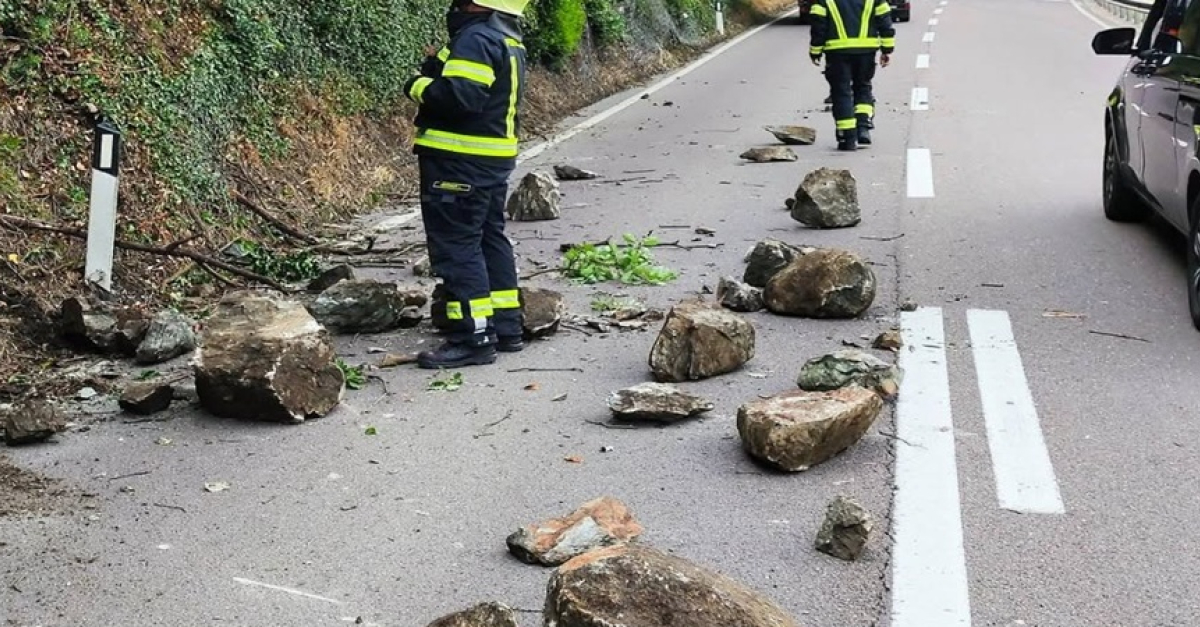 Grossi sassi finiscono sulla strada e colpiscono un'auto, il botto ...