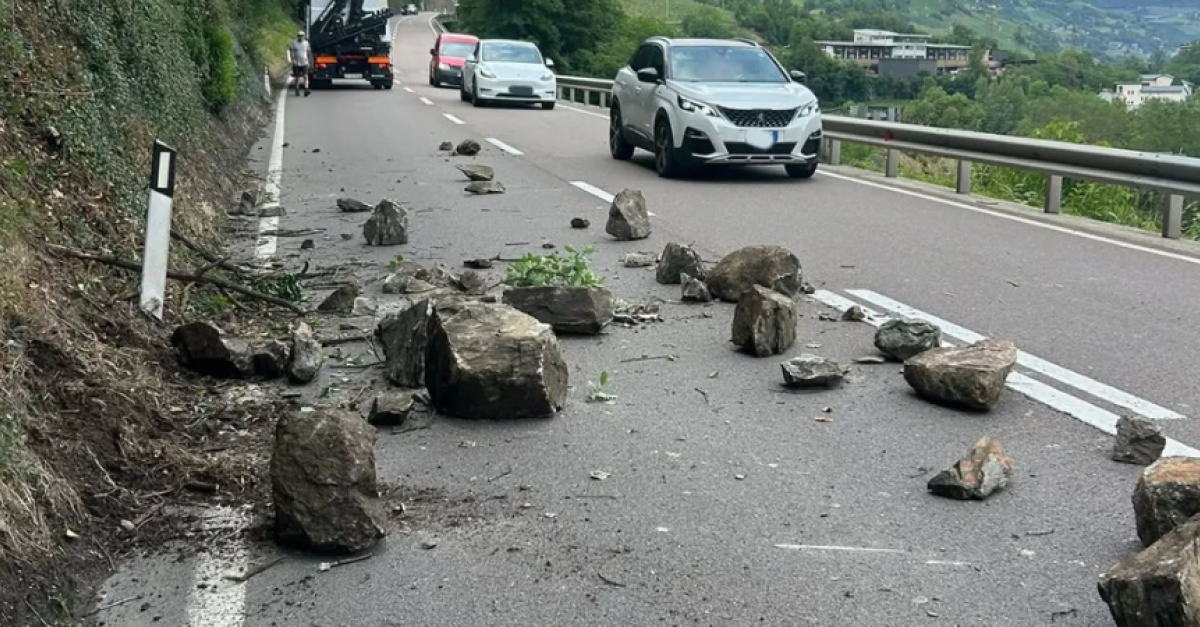 Grossi massi precipitano sulla strada e colpiscono un'auto, il pericolo ...