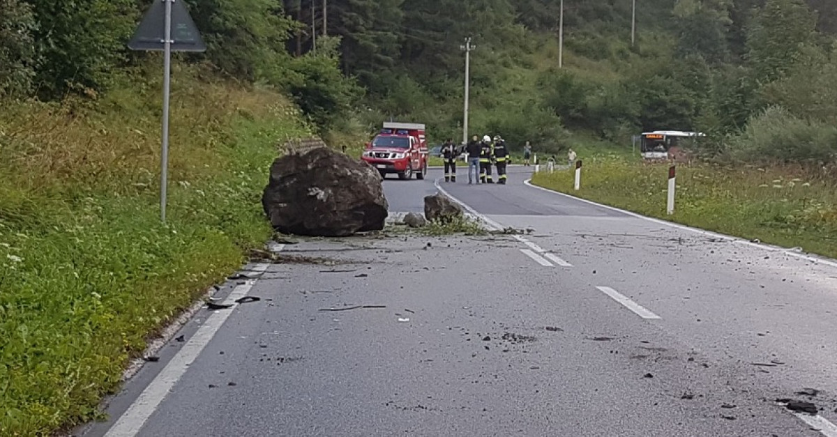 Chiese scoperchiate, pezzi di roccia che si staccano, raffiche oltre i ...