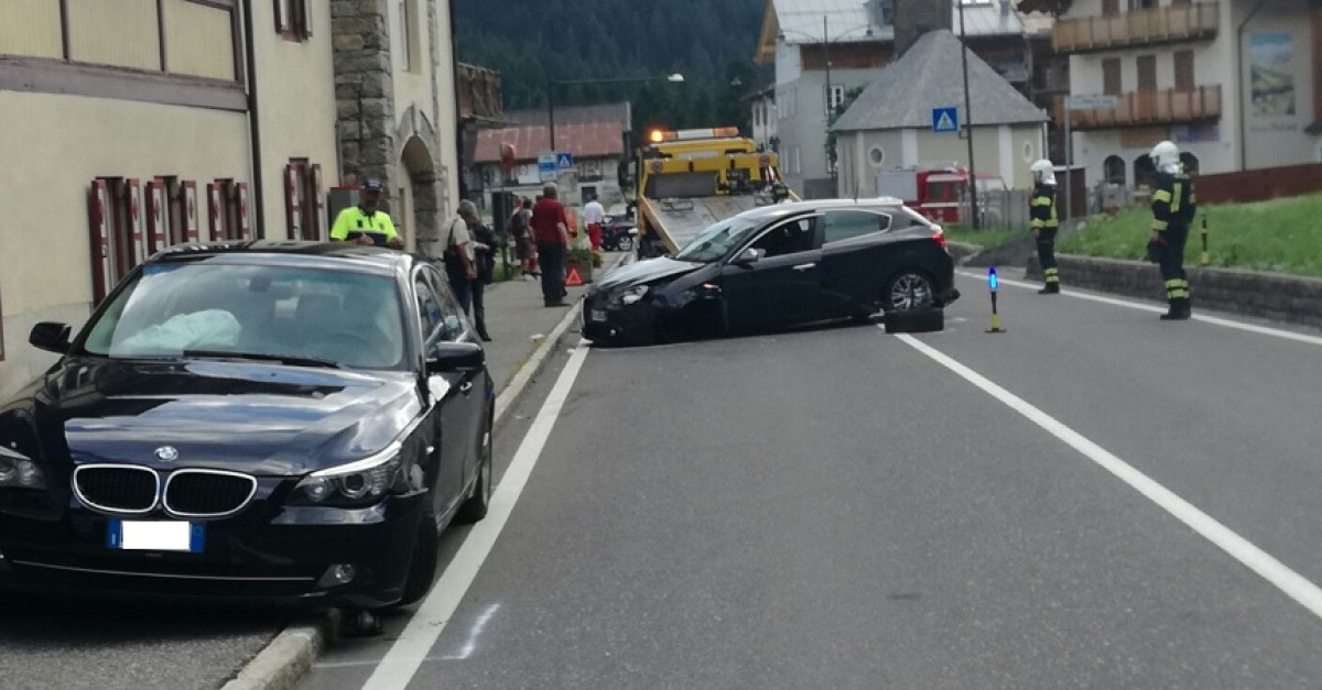 Colpo di sonno, scontro fronto-laterale tra due auto - il Dolomiti